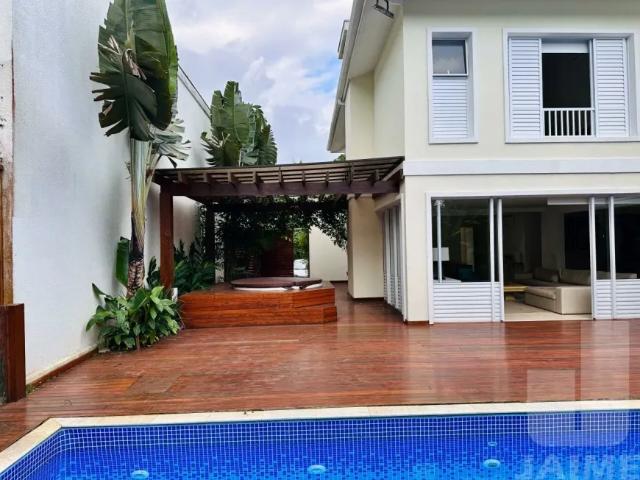 Residência sofisticada à venda em condomínio exclusivo na Praia de Juquehy