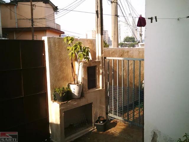 Residência térrea, assobradada, ampla frente de 10 metros, 2 dormitórios, garagem para 3 autos