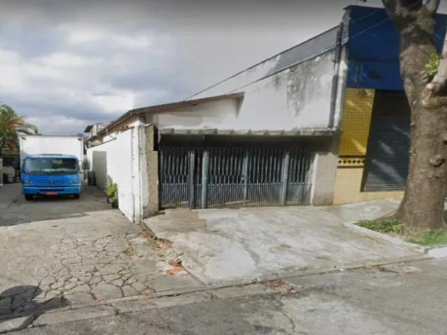 Residência térrea com 3 casas no mesmo terreno, região do bairro da casa verde