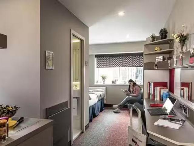 residence near 80 Talbot Street Silver En suite Serviced Apart.