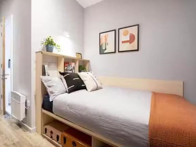 residence near 86 Winter Street Snug double ensuite bedroom in.