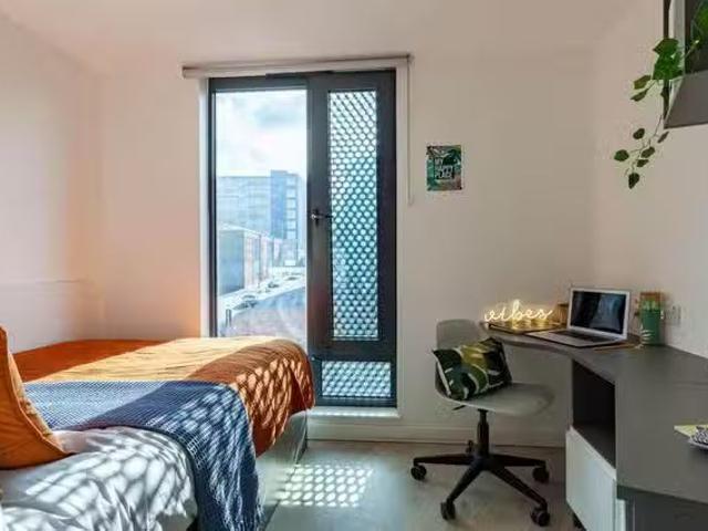 residence near 1 Hockley Bright double ensuite bedroom close t.