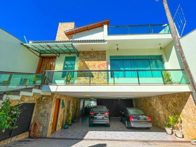Residência Magnífica: 5 suítes, 8 vagas, piscina, academia, churrasqueira, 800m² construído