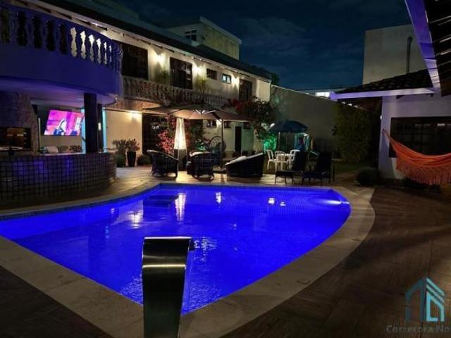 Residência Mobiliada, 05 quartos sendo 03 suítes, piscina, no Água Verde em Curitiba PR