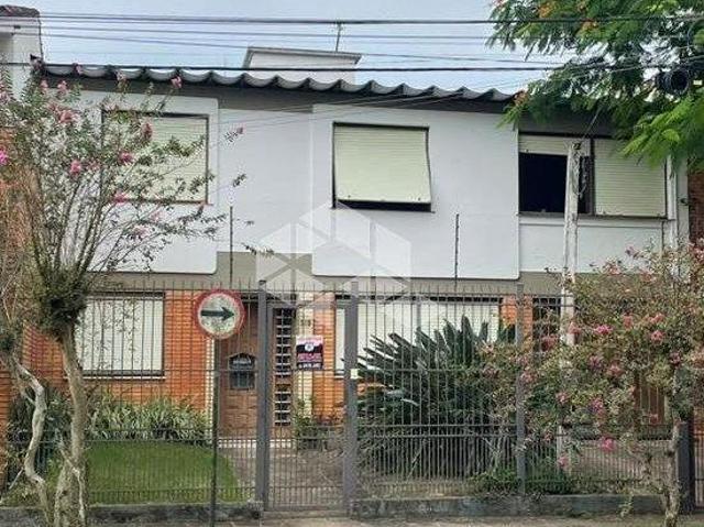 Residência Modernista dos Anos 70: Charme e Elegância em Cada Detalhe