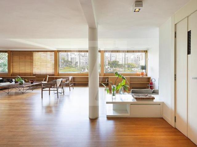 Residência modernista restaurada por Arthur Casas e assinada por Artigas