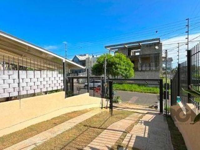 Residência no bairro Guarujá, com 3 dormitório s, e 3 banheiros, à venda