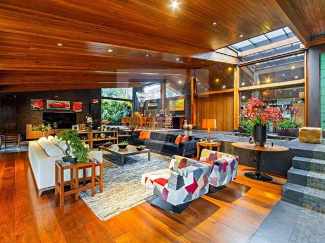 Residência autoral com paisagismo e lazer completo em terreno generoso