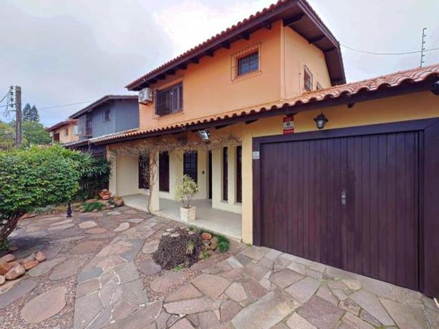 Residência á venda no bairro Guarujá com 3 dormitórios