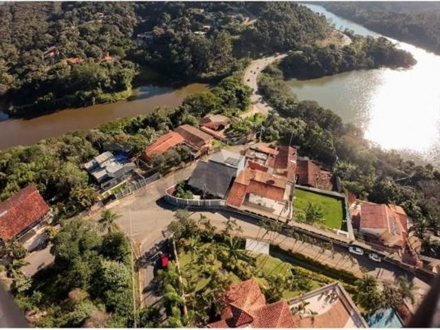 Residência Alto Padrão com Vista para Lago, Energia Solar e Área de Lazer Completa em Mairiporã