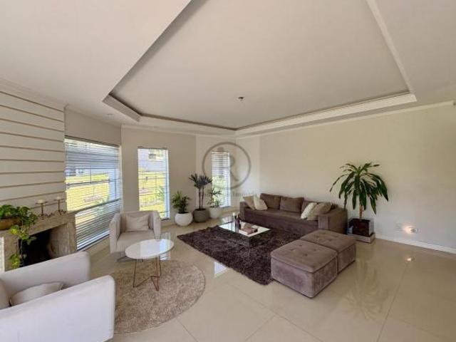 Residência alto padrão condomínio fechado em Colombo. 543m² privativos. 3 quartos, sendo 1 suíte e 2