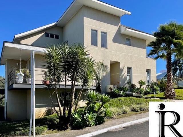 Residência alto padrão condomínio fechado em Colombo. 543m² privativos. 3 quartos, sendo 1 suíte e 2