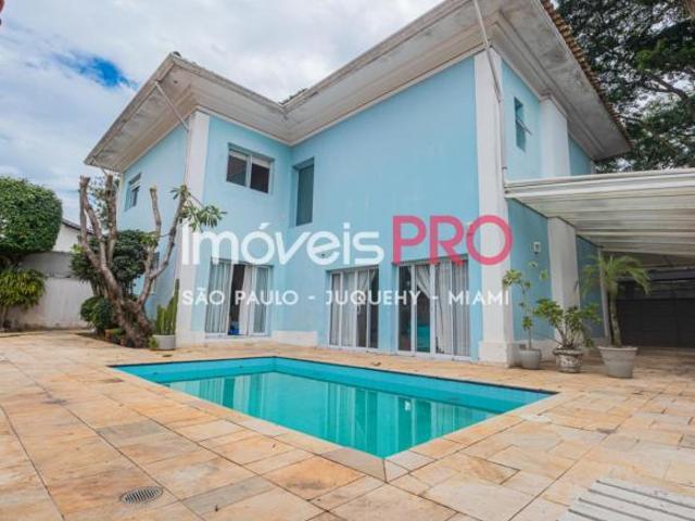 Residência alto padrão em localização privilegiada, área gourmet, piscina, 4 suítes, 5 vagas