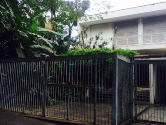 Residência antiga para retrofit ou área de incorporação