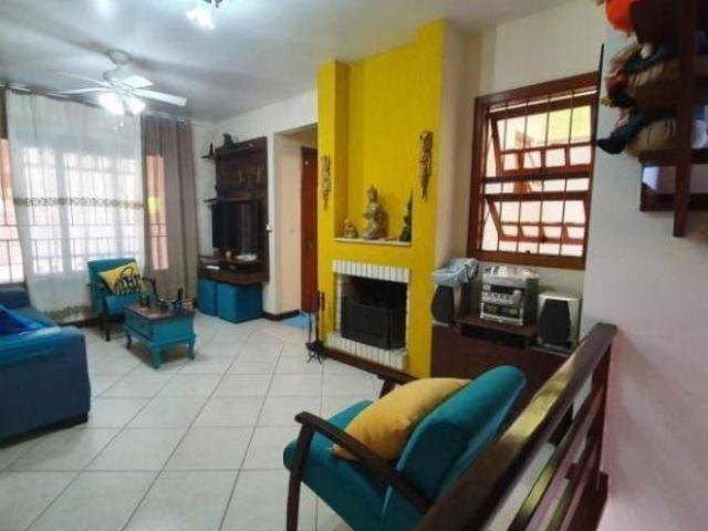 Residência c/ 185m², 3 dormitórios, sendo 1 suites, 2 vagas Bahamas