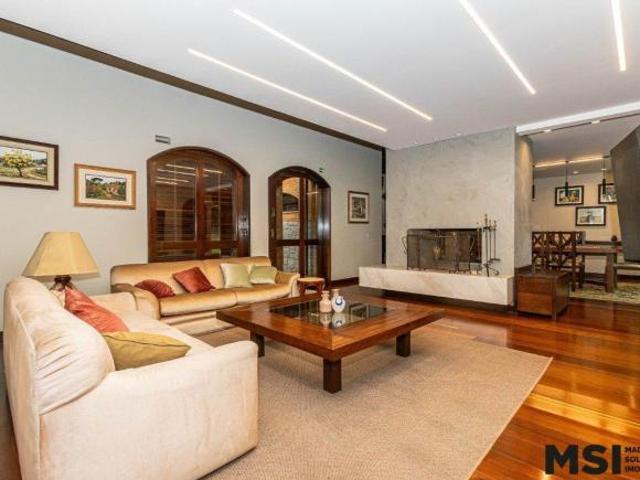 Residência Clássica Contemporânea com 766 m² Privativos e Terreno de 3.169 m² em Condomínio Exclusiv