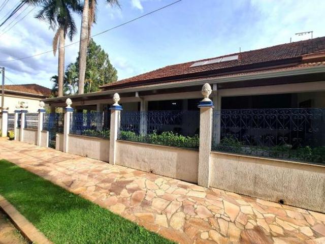 RESIDÊNCIA CLÁSSICA EM CONDOMINIO EXCLUSIVO DE ALTO PADRÃO