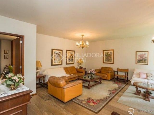 RESIDÊNCIA CLÁSSICA EM UMA DAS MELHORES RUAS DO BAIRRO JARDIM LINDÓIA!
