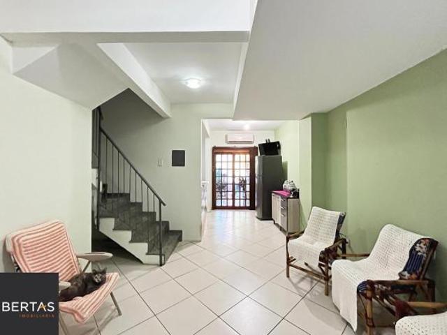 Residência com 4 dormitórios sendo 1 suites no Bairro Guarujá