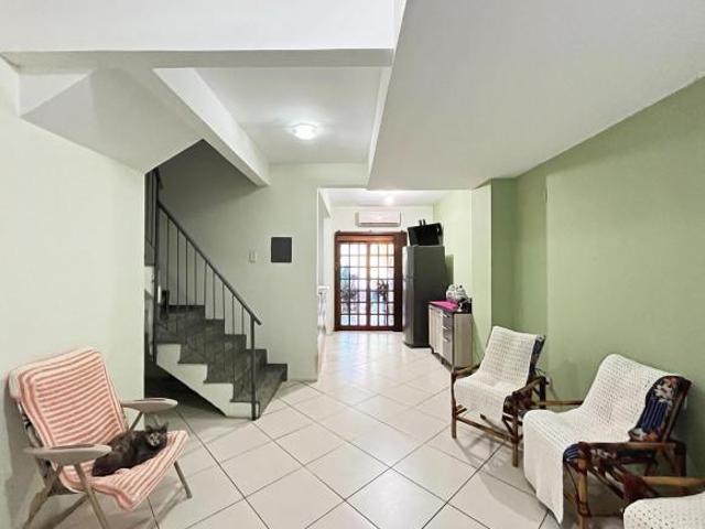Residência com 4 dormitórios sendo 1 suites no Bairro Guarujá