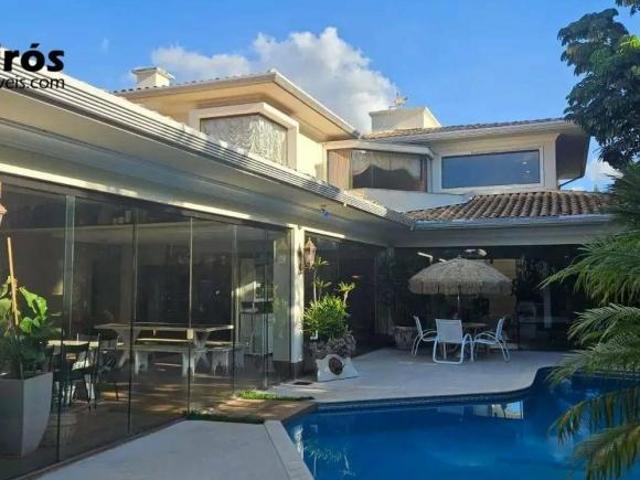 Residência com 4 suítes, 780m² e um paisagismo exuberante na QL 14 do Lago Sul. Inf.: 61 9.8300 20