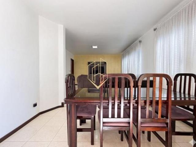 Residência com 5 quartos e 3 vagas em ótima localização no Pilarzinho