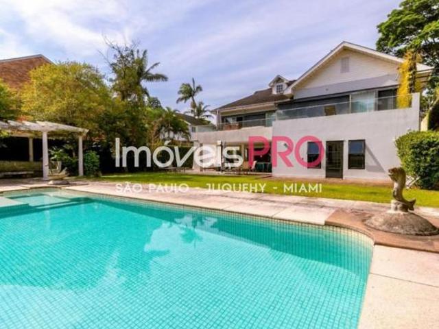 Residência com 700m² 05 suítes 04 vagas no Brooklin