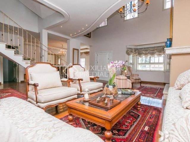 RESIDÊNCIA COM 721M² DE PURO BOM GOSTO
