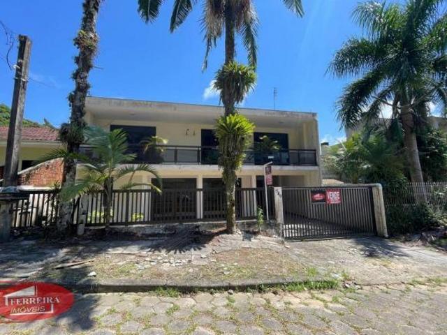 Residência com 06 quartos