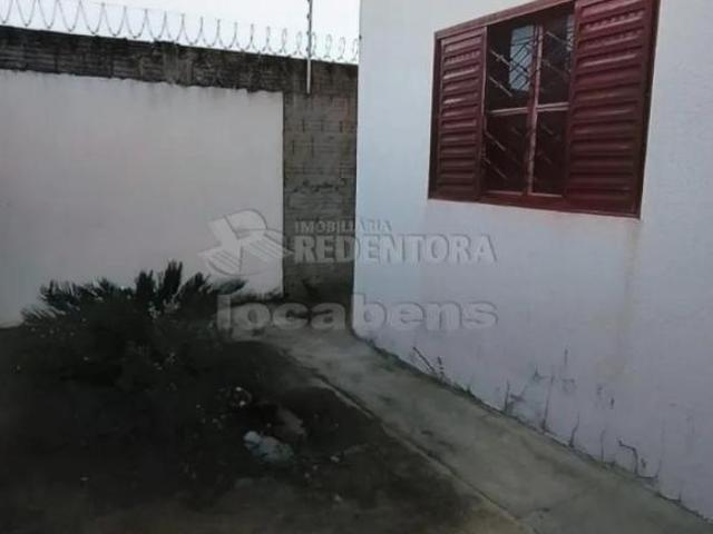 Residência com 2 dormitórios, 1 banheiro. sala com painel, cozinha e área de serviço coberta