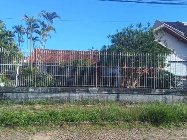Residência com 3 dormitórios e ótimo pátio