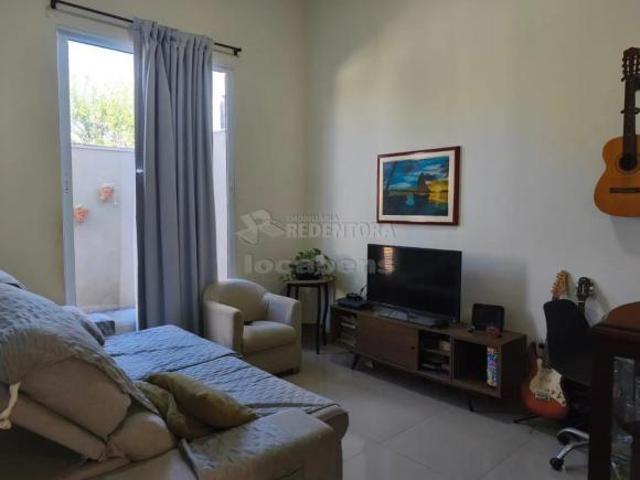 Residência com 3 dormitórios sendo 1 tipo apartamento, sala com pé direito de 5 metros, cozinha com