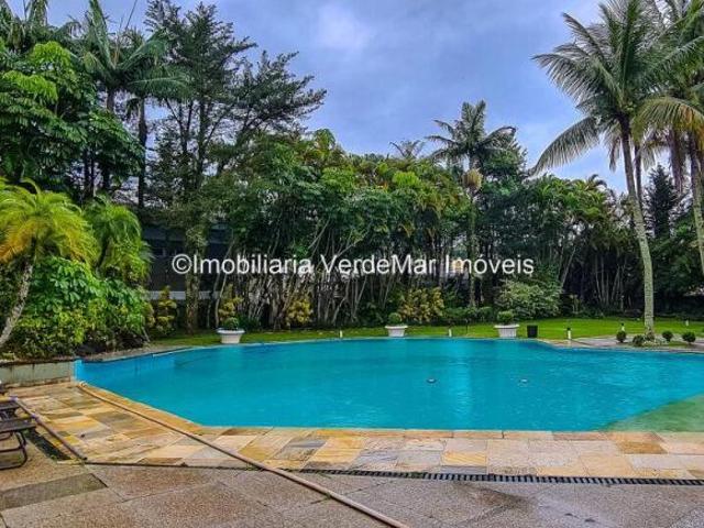 Residência com amplo terreno Á VENDA no Condominio Jardim Acapulco em Guarujá
