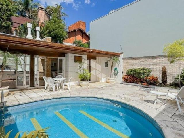Residência com Cinco Suítes e Ambientes Amplos em Zona Nobre