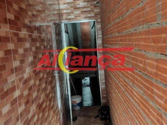 Residência com dois dormitórios, sala, cozinha e quintal grande