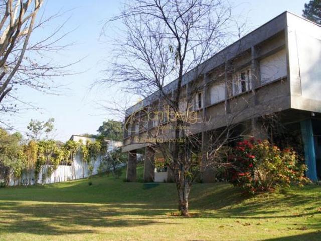 RESIDÊNCIA COM PROJETO BRUTALISTA NA CHÁCARA FLORA 5 DORM, JARDIM, ESPAÇO GOURMET E MUITO VERDE