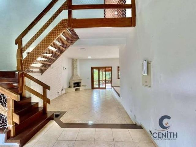 Residência Completa com 5 Dorms, Varanda Gourmet, Cercada por Natureza!