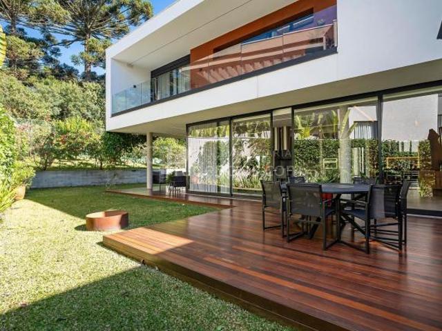 Residência conta com 701 m² de terreno e 562 m² de área privativa em Alphaville