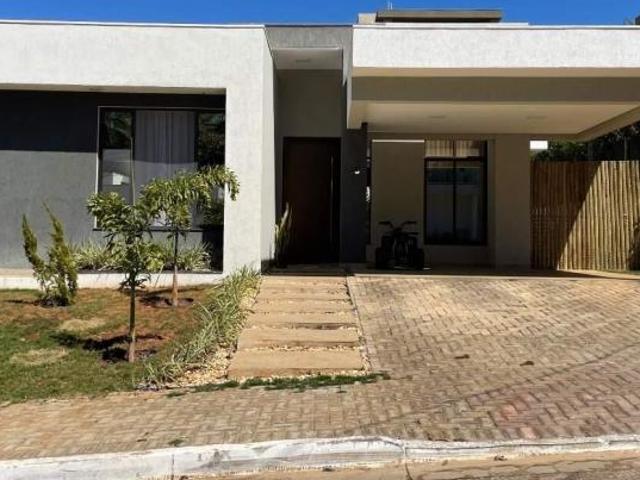 Residência Contemporânea com 4 Quartos, 2 Suítes e Piscina em Lote de 525m² em Condomínio de Luxo