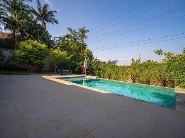 Residência Contemporânea de Alto Padrão com Piscina Infinita e 4 Suítes na Granja Viana