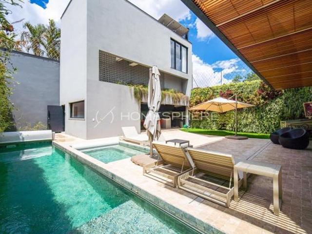 Residência contemporânea, imponente e totalmente automatizada, localizada em uma das ruas mais desej