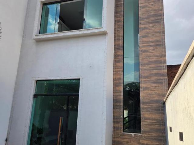 Residência duplex com 75 m² de área construída