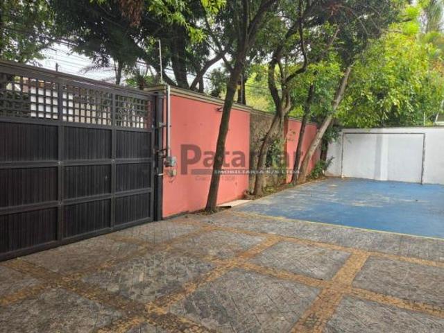 Residência de Alto Padrão no Caxinguí com Área de Lazer e Vista Verde
