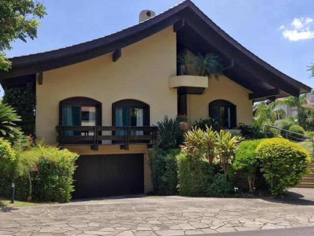 Residência de alto padrão no CONDOMÍNIO HORIZONTAL JARDIM DO SOL na zona sul de Porto Alegre