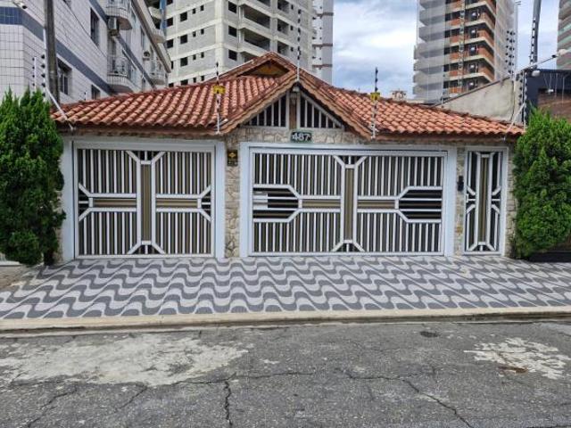 RESIDÊNCIA DE ALTO PADRÃO A POUCOS PASSOS DO MAR
