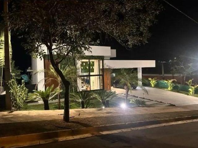 Residência de Alto Padrão com 400 m² à Venda no Condomínio Portal dos Lagos