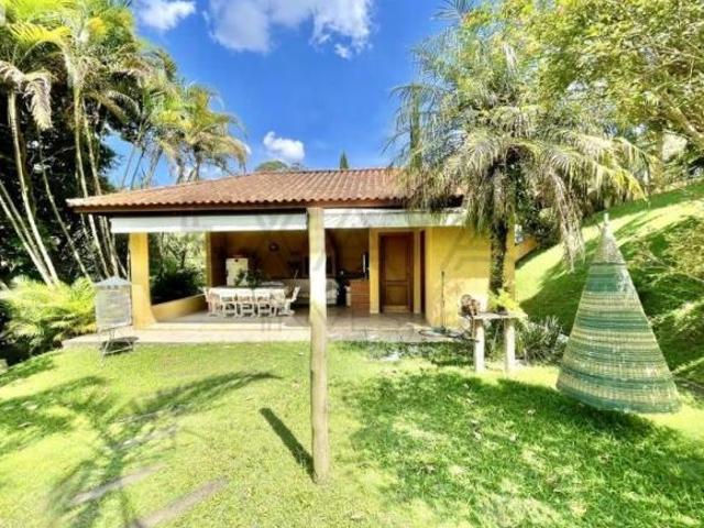 Residência de alto padrão com 4 quartos e 336m² na Chácara Vale do Rio Cotia, Carapicuíba SP. Venha