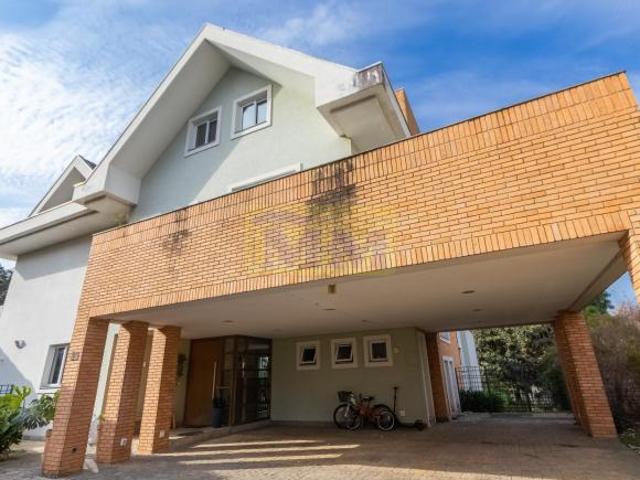 Residência de Alto Padrão com 4 Suítes em Condomínio Exclusivo nobre do Pinevill