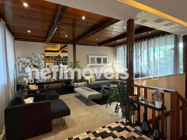 Residência de alto padrão com arquitetura autoral, lazer completo e integração com a natureza