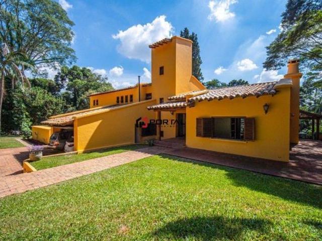 Residência de Alto Padrão com Integração à Natureza e Design Atemporal!
